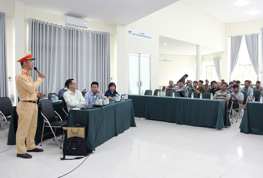 Tuyên truyền an toàn giao thông cho lái xe, chủ xe vận chuyển mía - Báo và phát thanh, truyền ...